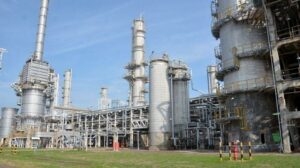 Kilang Minyak: Pengertian, Jenis, Proses Operasi, & Contoh
