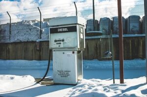 Minyak Bumi: Pengertian, Proses Pembentukan, Fraksi, & Manfaat