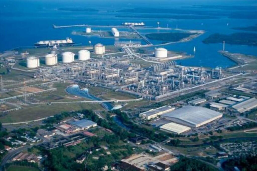 Kilang Minyak: Pengertian, Jenis, Proses Operasi, & Contoh
